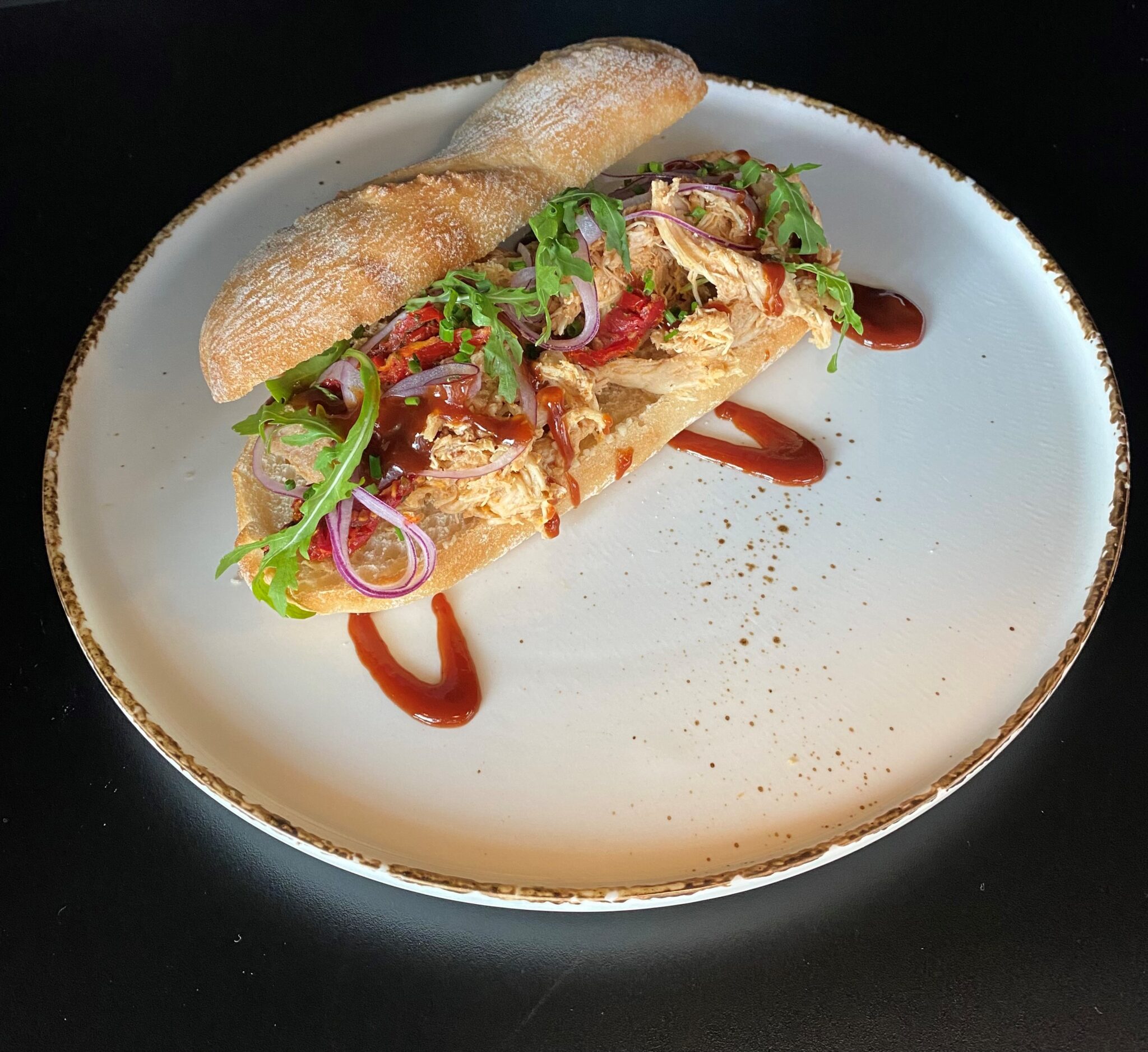 Broodje Pulled chicken | BBQ saus – Bij Ons Vaassen – Catering